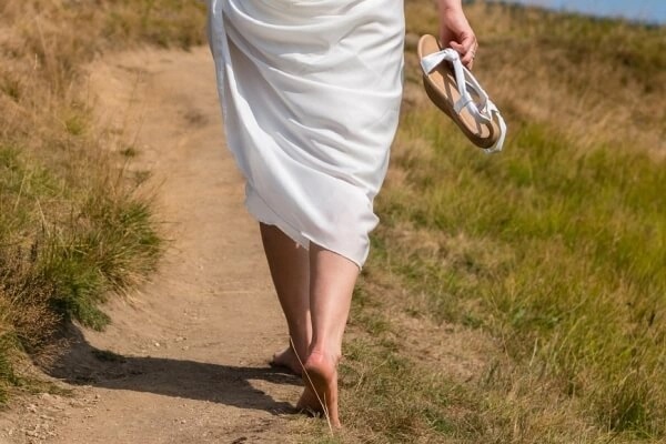 Walking barefoot vs. walking in shoes | Footic.com